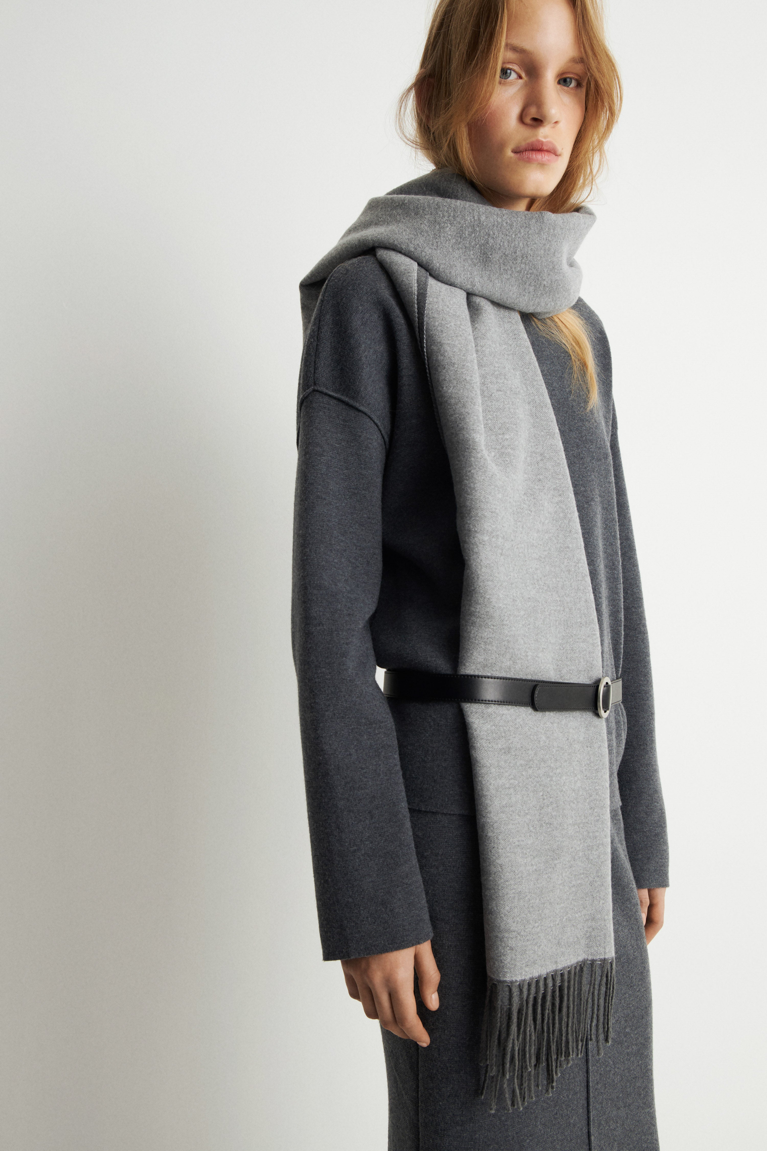 WOVEN REVERSIBLE SCARF - Grey | LIMÉ UAE